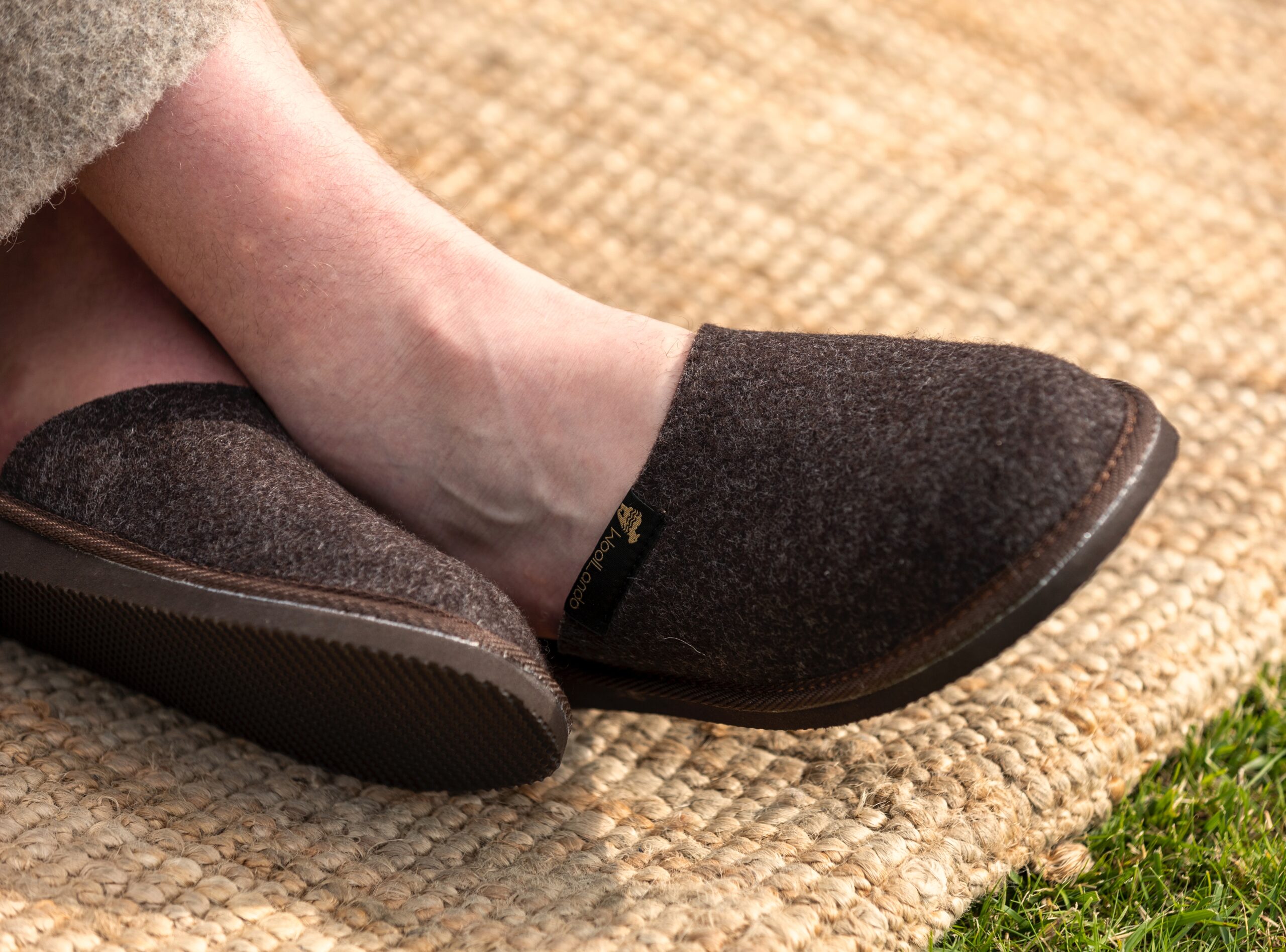 Vyriškos natūralios vilnos veltos šlepetės RIEŠUTAS - WoolLandWoolLand